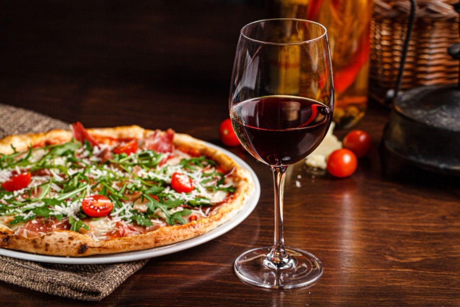 Slik velger du riktig vin til pizza